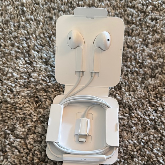 Apple | Headphones | Apple White Earpods With Lightning Connector ...